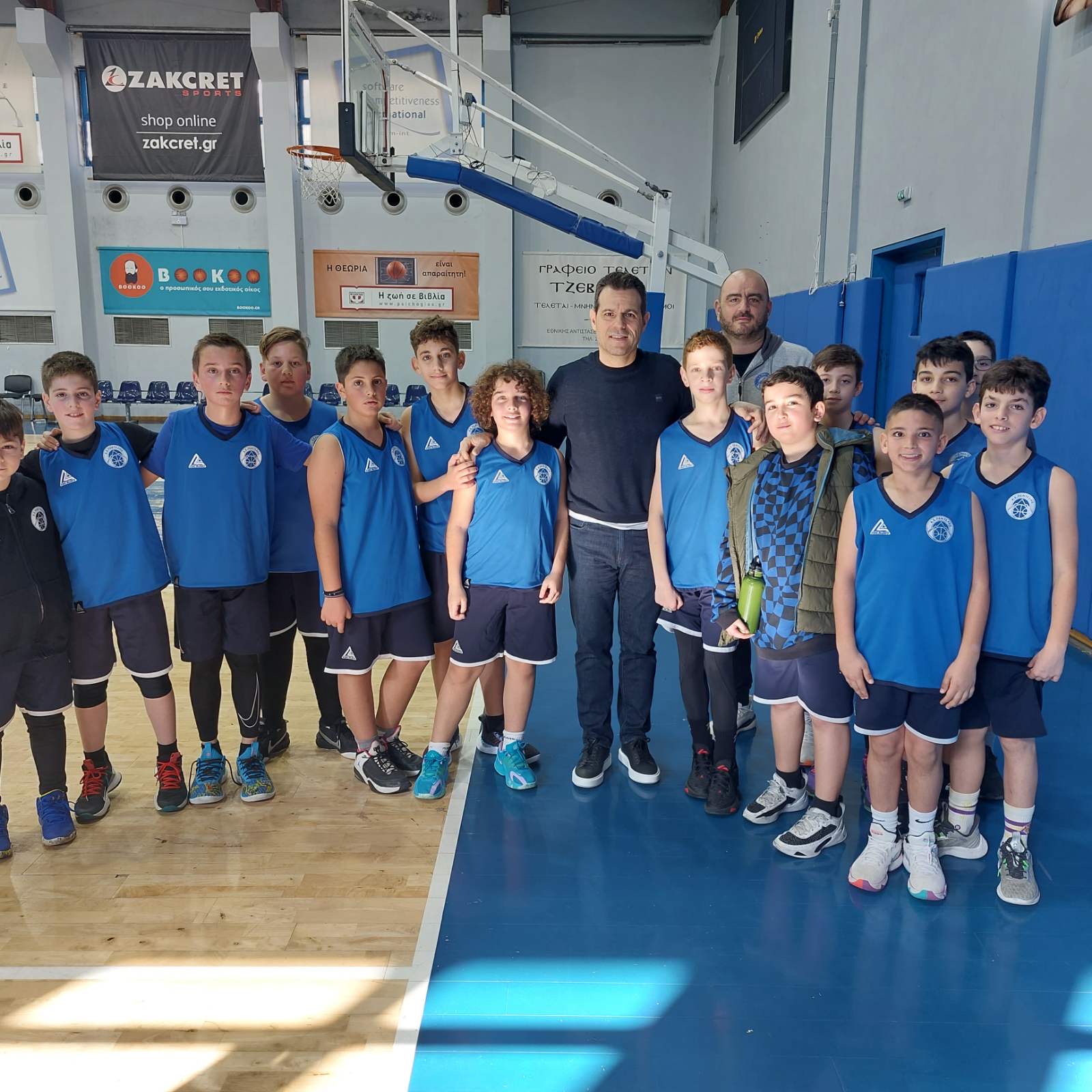 Ο προπονητής της Εθνικής Ομάδας σε φιλικό αγώνα των μικρών μας αθλητών ...